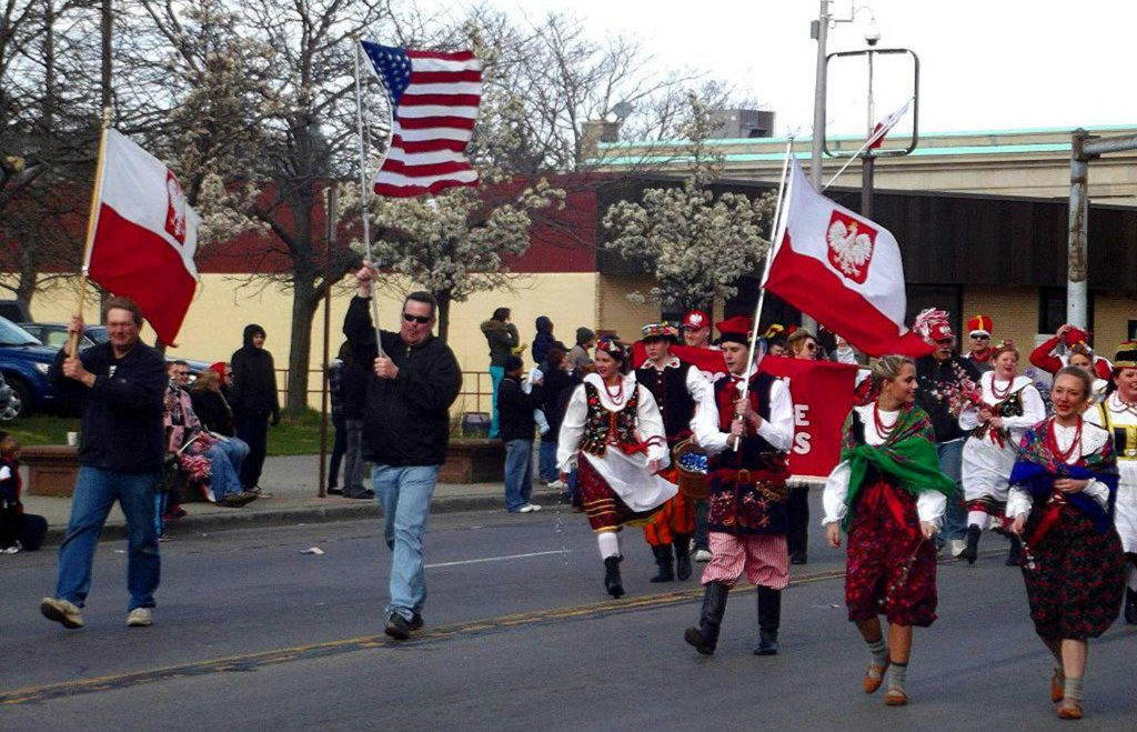 10 Crazy Courtship Rituals Around The World - Listverse