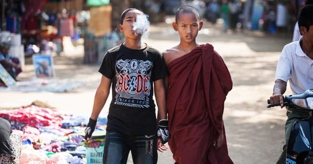 10 Poignant Photos Of Unity Between Opposing Sides - Listverse