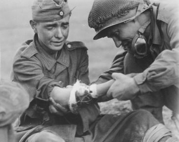 10 Poignant Photos Of Unity Between Opposing Sides - Listverse