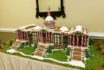 10 Elaborate Gingerbread Houses - Listverse