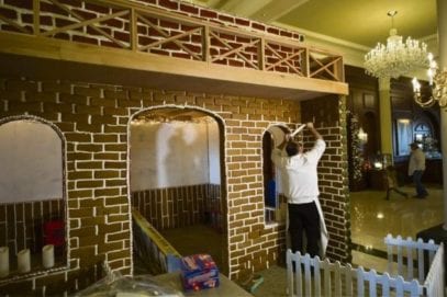 10 Elaborate Gingerbread Houses - Listverse