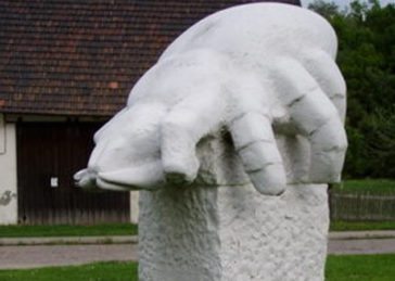 10 Weird And Wonderful Animal Monuments - Listverse