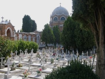10 Strange Cemeteries You'll Be Dying To Visit - Listverse