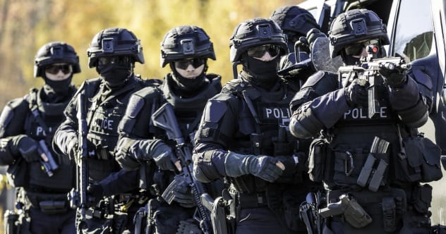 10 Weird, Hilarious, And Embarrassing Police Standoffs - Listverse
