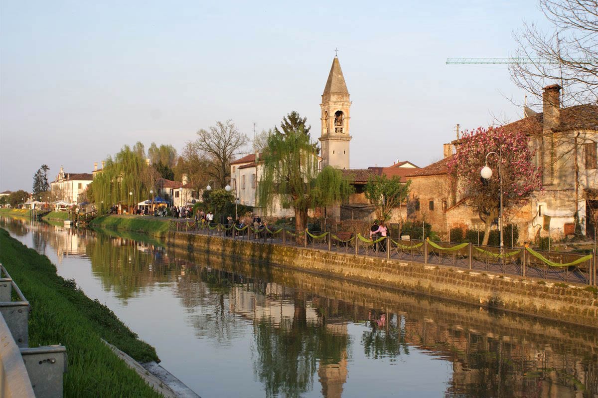 Top 10 Iconic Places Pictured From Behind - Listverse